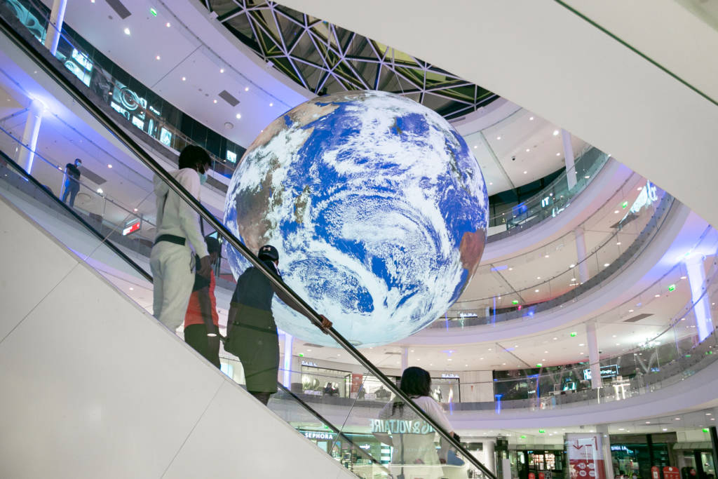 Tetro présente Gaia de l'artiste Luke Jerram à Beaugrenelle Paris
